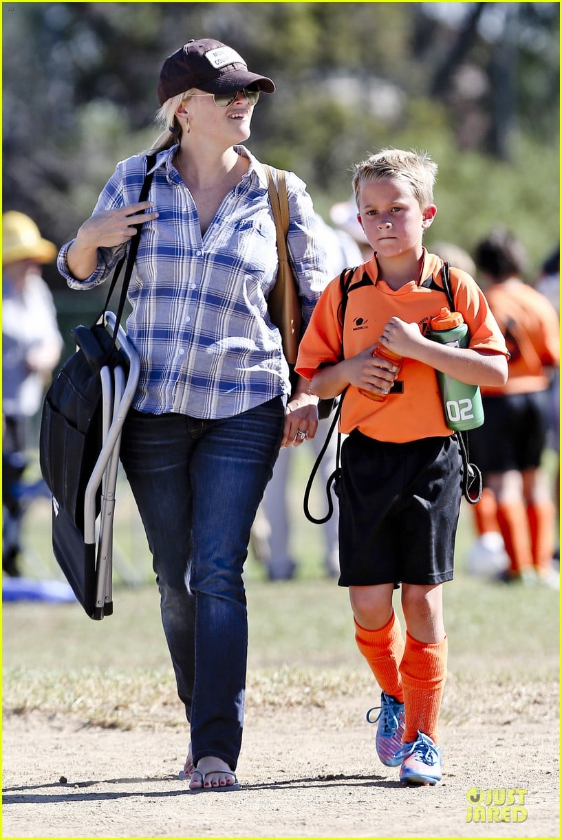 Reese Witherspoon: Soccer Saturday with Deacon!: Photo 2746312 ...