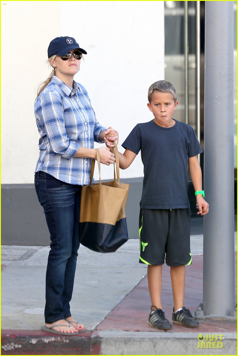 Reese Witherspoon: Soccer Saturday with Deacon!: Photo 2746314 ...