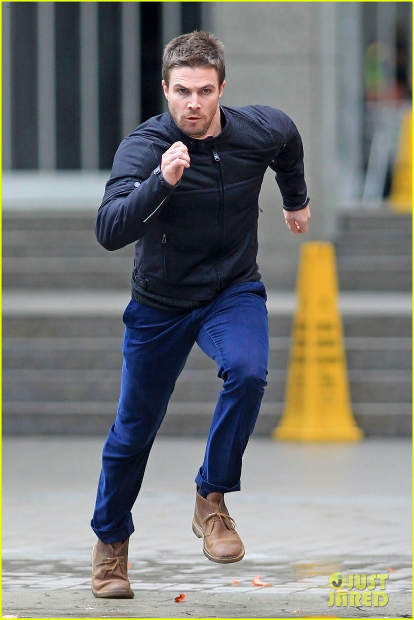 Stephen Amell: Shooting 'Arrow' Scenes!: Photo 2749593 | Photos | Just ...