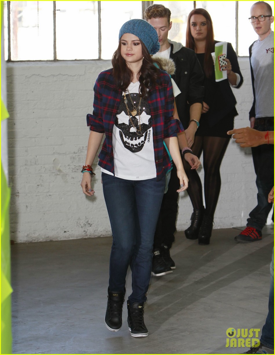 Selena Gomez: Thumbs Up for Neo Photo Call!: Photo 2761477 | Selena ...