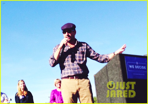 Jon Hamm Campaigns for Obama Before Election Day: Photo 2752063 ...