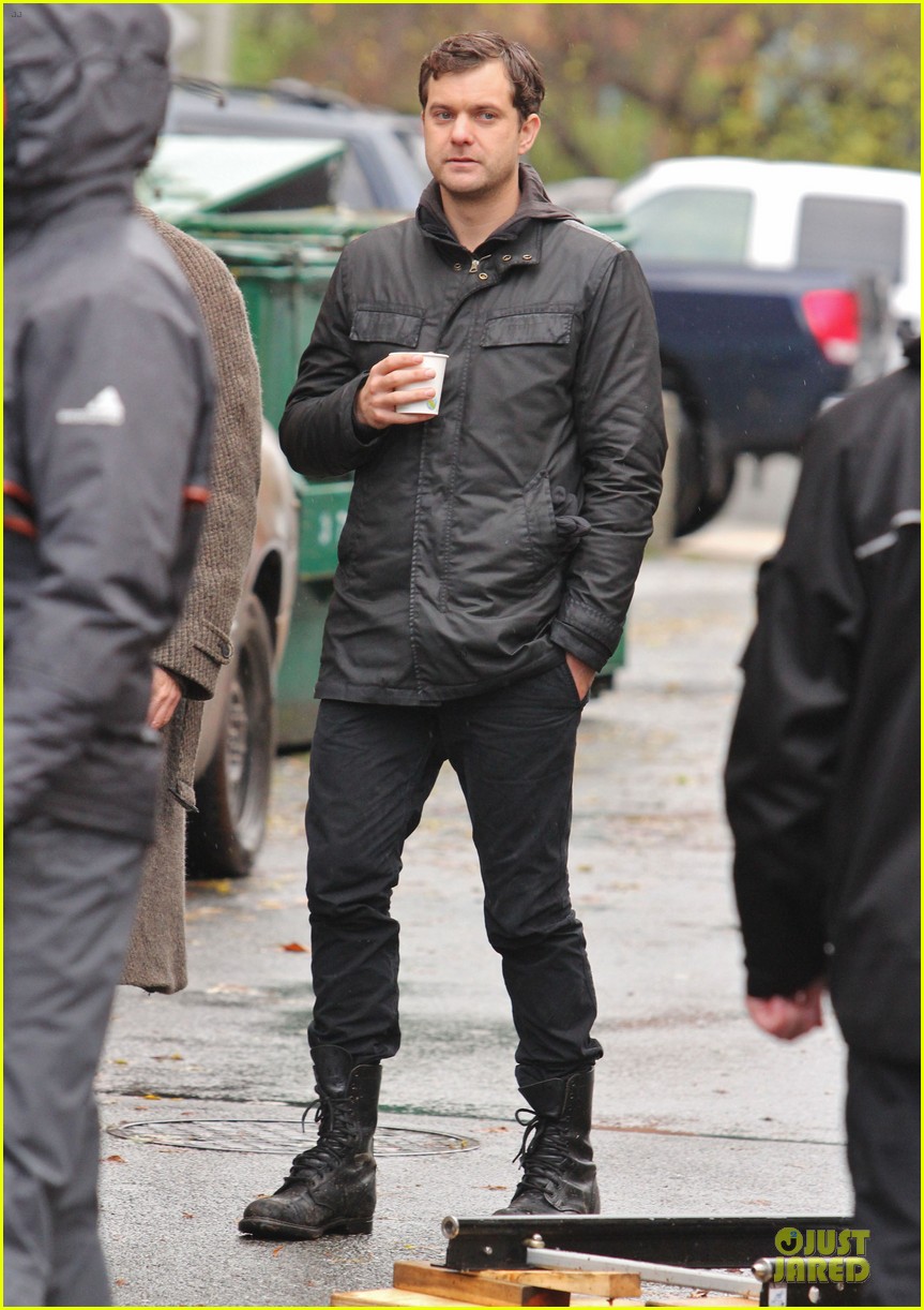 Joshua Jackson: Rainy 'Fringe' Set: Photo 2761098 | Anna Torv, Joshua ...