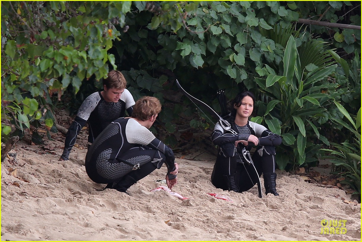 Jennifer Lawrence: Fish Eating on 'Hunger Games' Set!: Photo 2765077 ...
