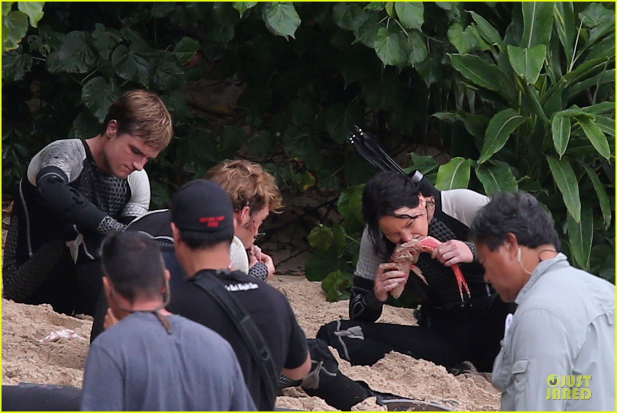 Jennifer Lawrence: Fish Eating on 'Hunger Games' Set!: Photo 2765096 ...