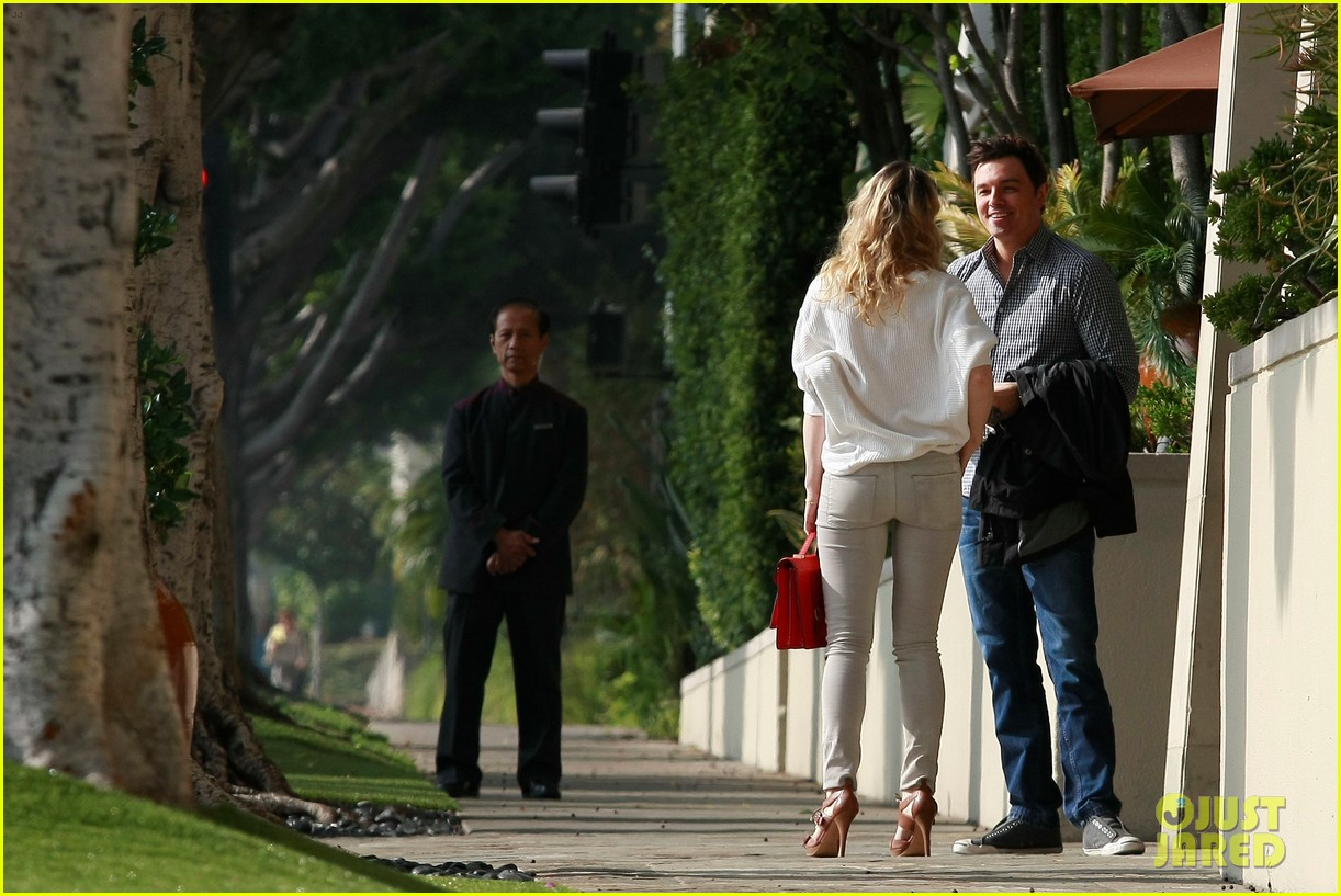 Rachel McAdams & Seth MacFarlane: L'Ermitage Hotel Run-in!: Photo ...