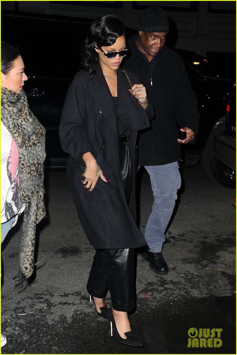 Rihanna & Anne Hathaway: 'Saturday Night Live' Promo!: Photo 2754085 ...