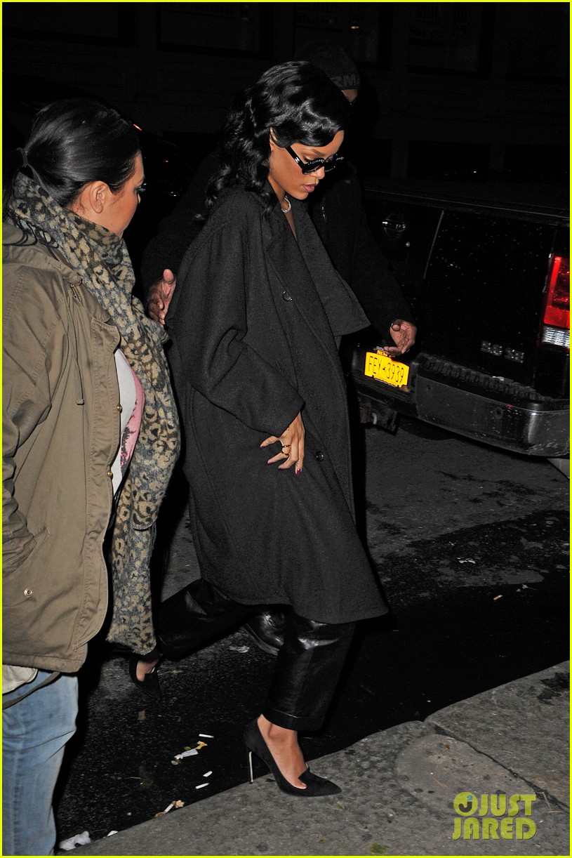 Rihanna & Anne Hathaway: 'Saturday Night Live' Promo!: Photo 2754087 ...