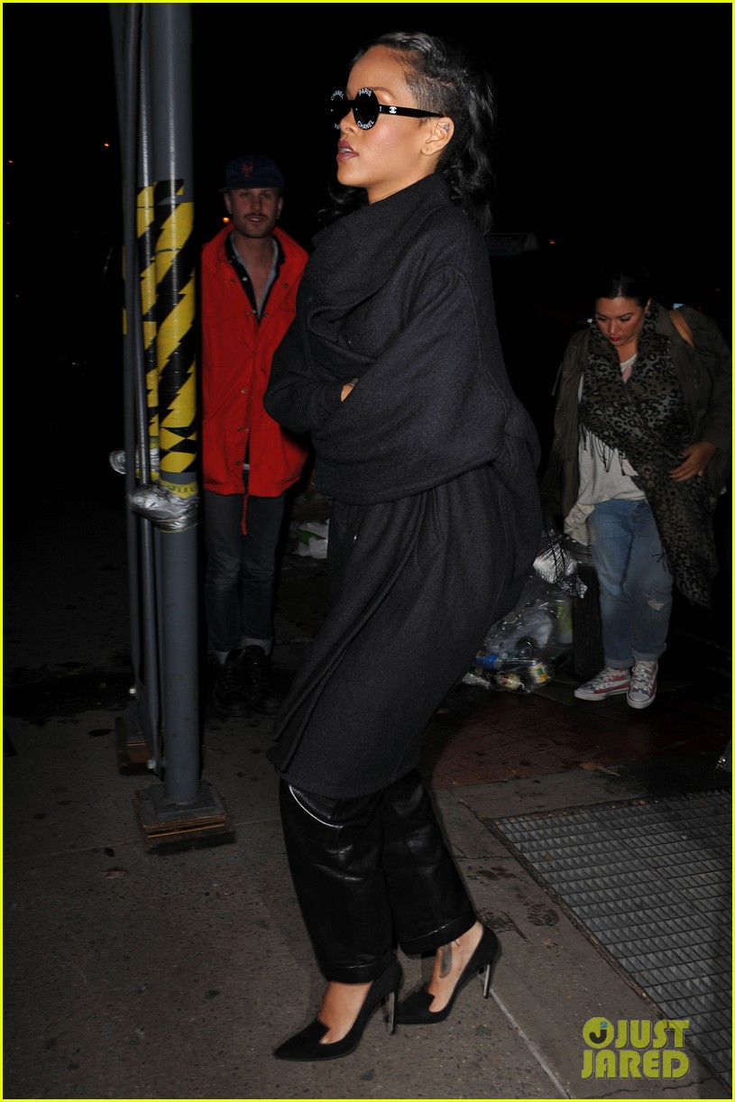 Rihanna & Anne Hathaway: 'Saturday Night Live' Promo!: Photo 2754089 ...