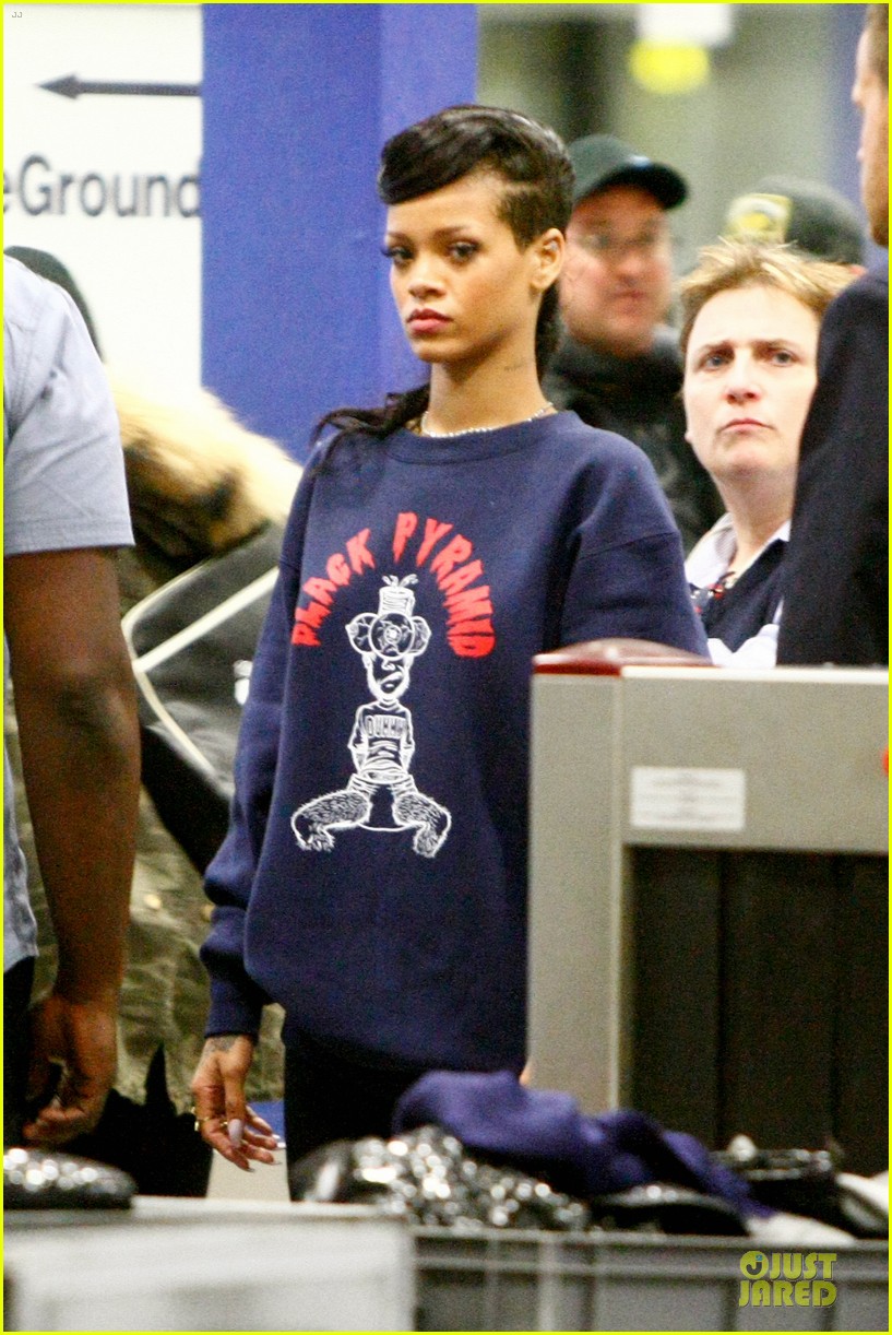 Rihanna: Behind the Scenes 777 Tour Video - Watch Now!: Photo 2760531 ...