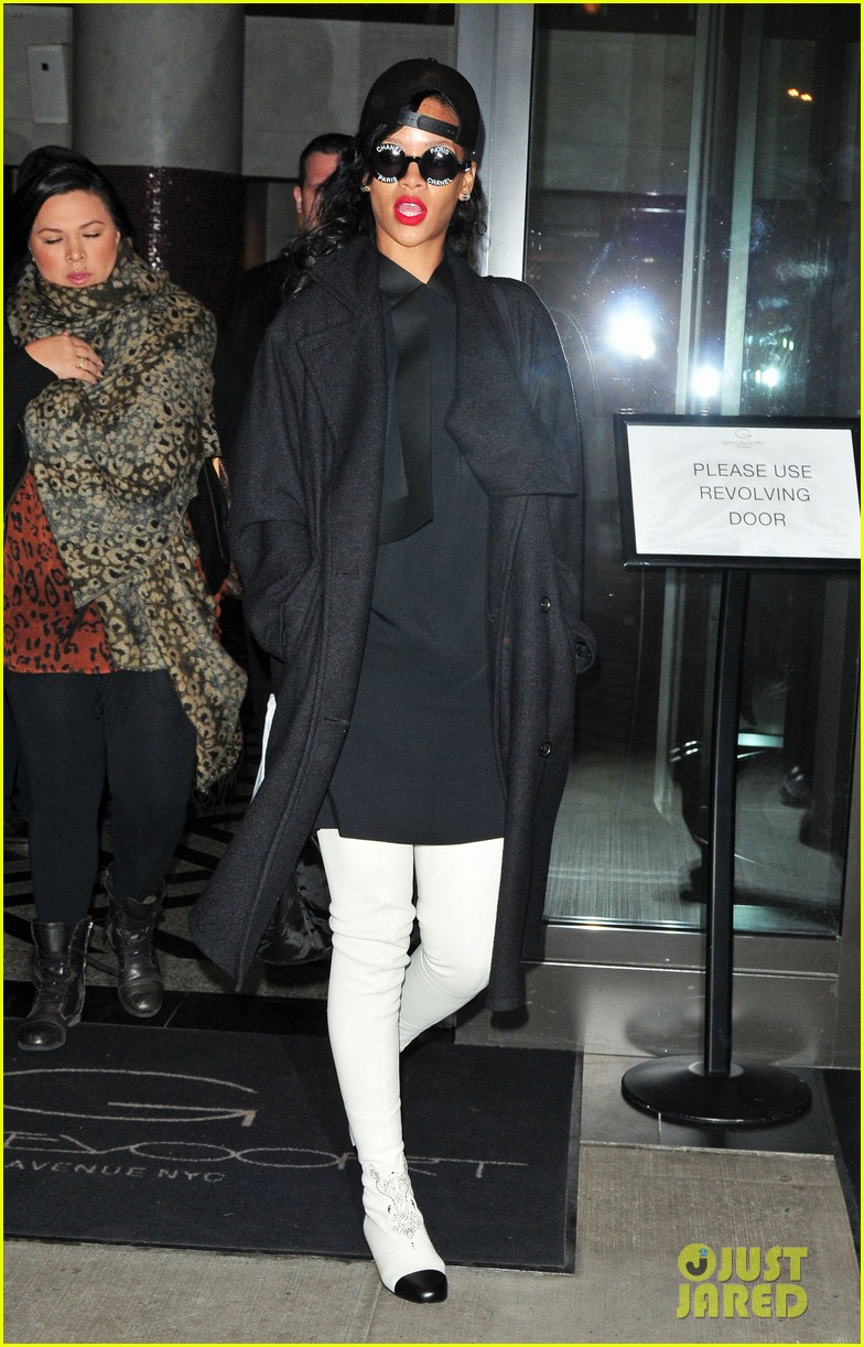 Rihanna: 'Saturday Night Live' Performances - Watch Now!: Photo 2755101 ...