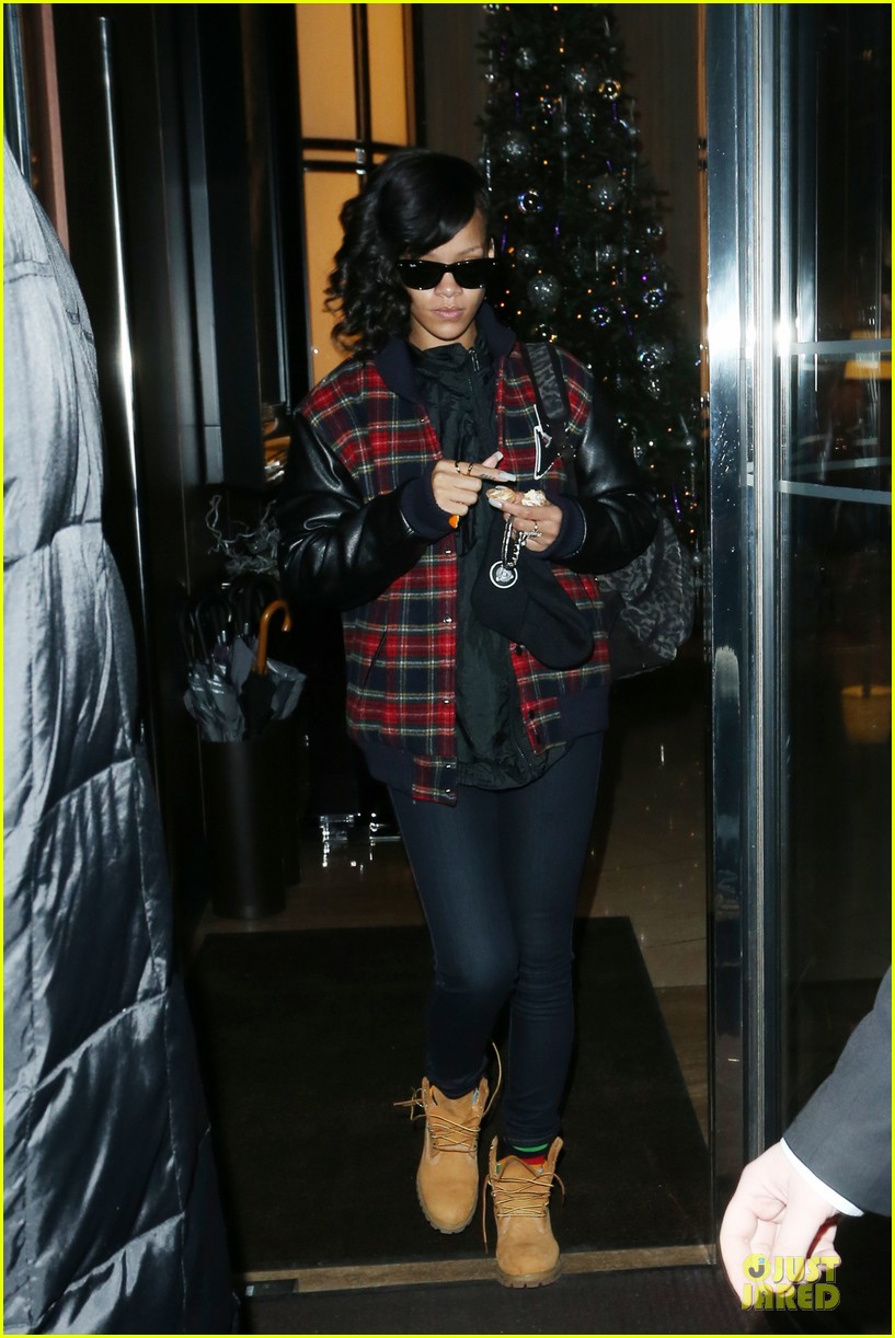 Rihanna's 'Unapologetic' - First #1 U.S. Album!: Photo 2764997 ...