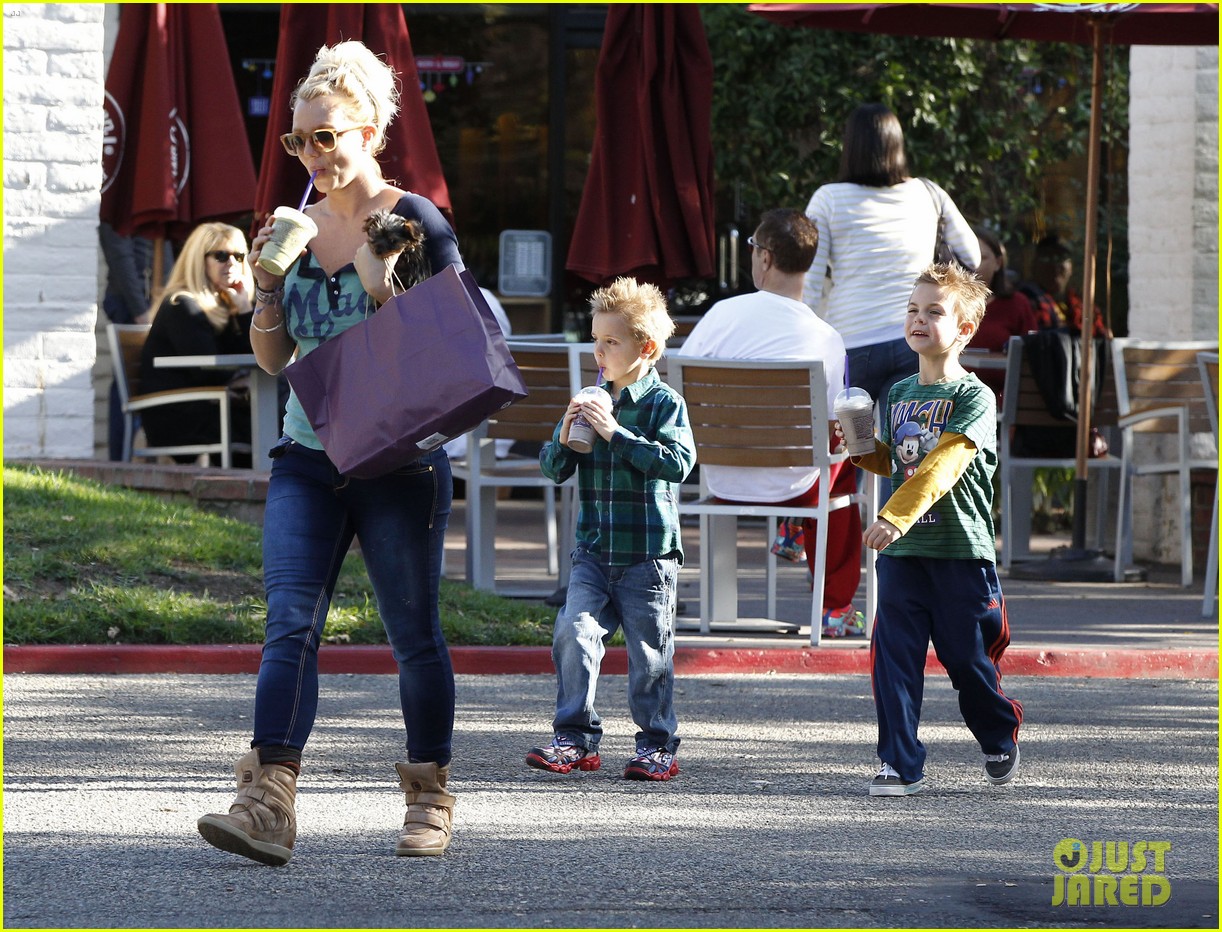 Britney Spears: Coffee Bean Stop with the Boys!: Photo 2760644 ...