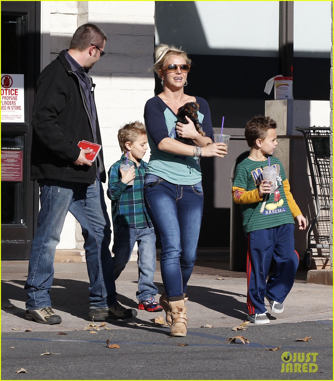 Britney Spears: Coffee Bean Stop with the Boys!: Photo 2760646 ...