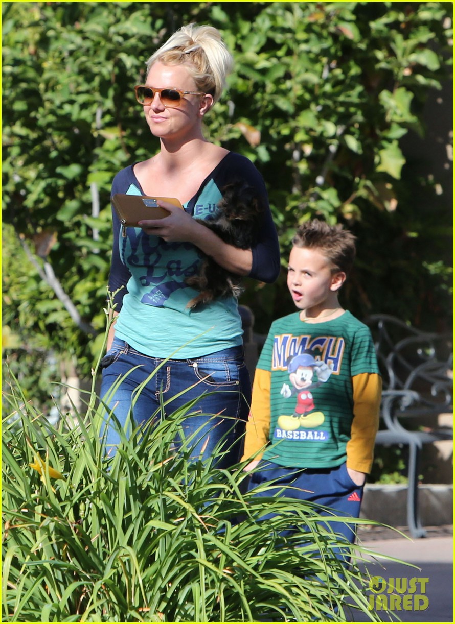 Britney Spears: Coffee Bean Stop with the Boys!: Photo 2760649 ...
