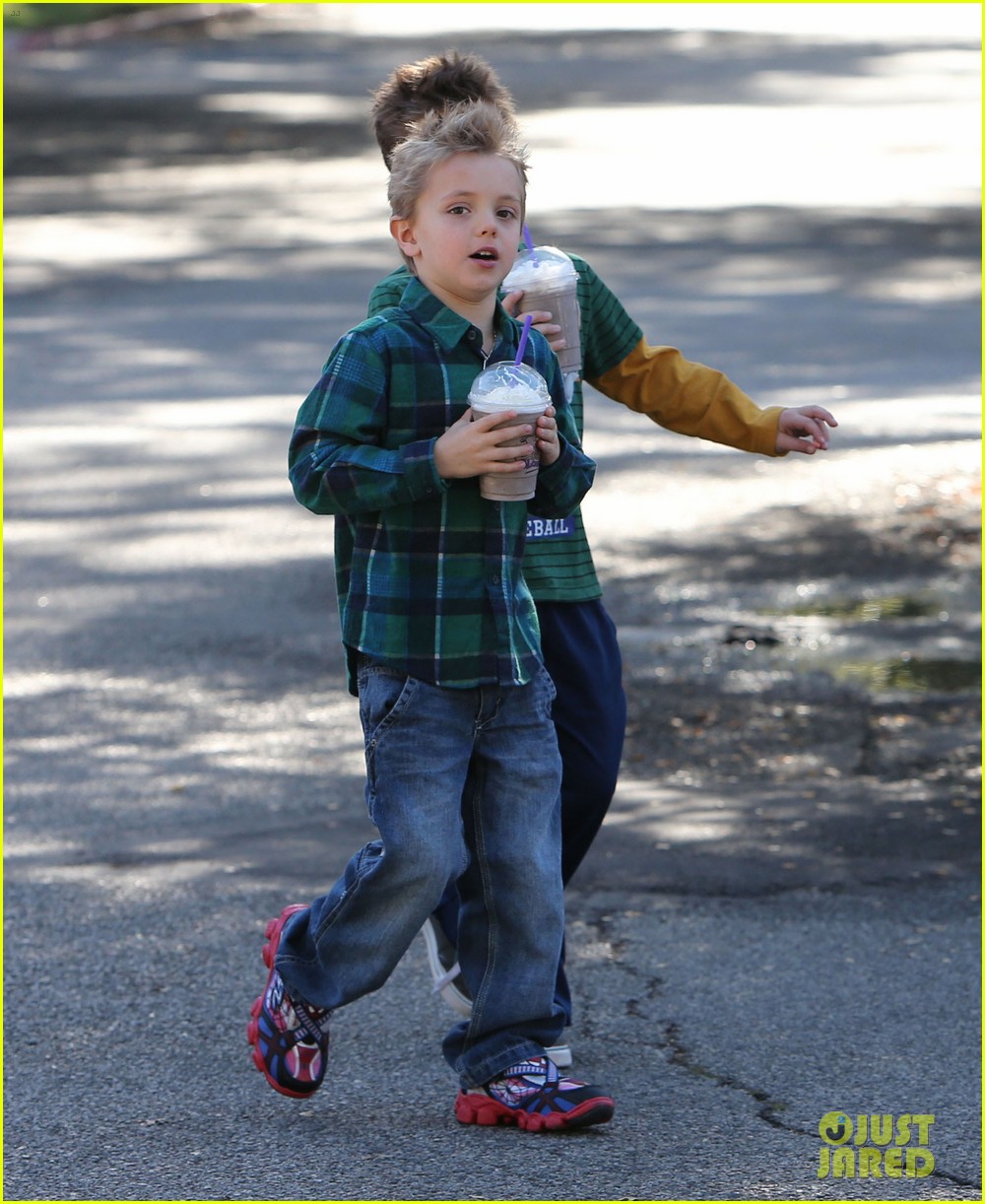 Britney Spears: Coffee Bean Stop with the Boys!: Photo 2760655 ...