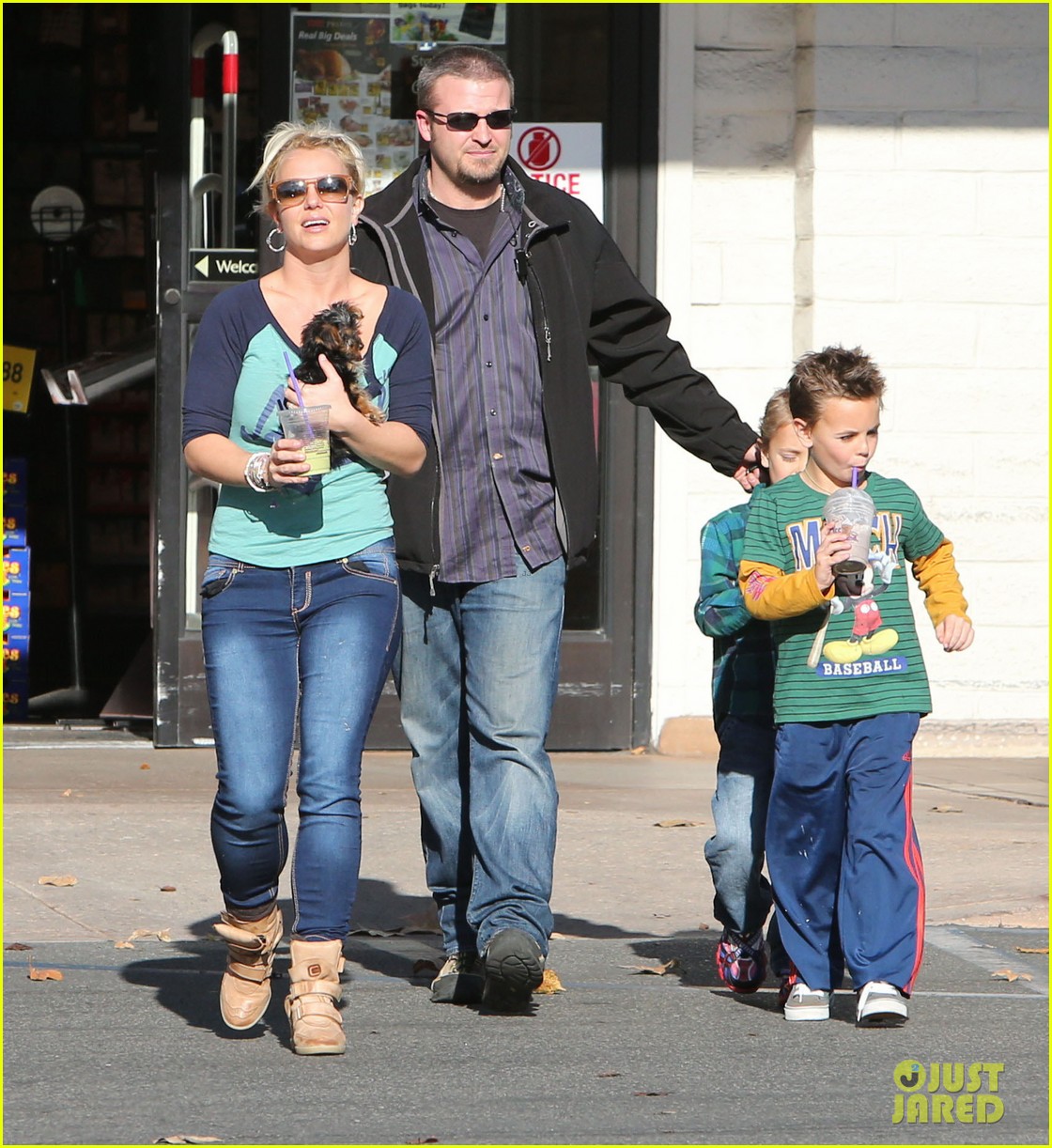 Britney Spears: Coffee Bean Stop with the Boys!: Photo 2760658 ...