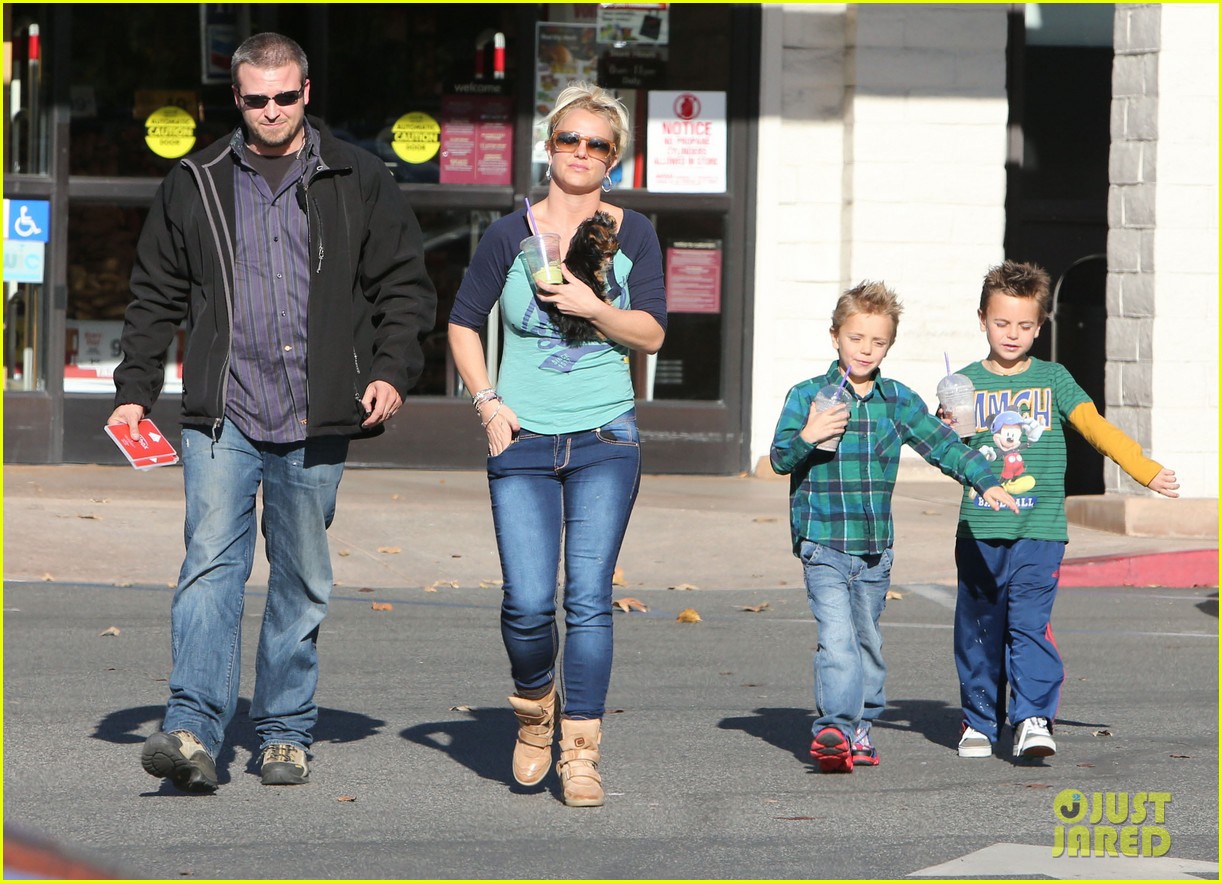 Britney Spears: Coffee Bean Stop with the Boys!: Photo 2760661 ...