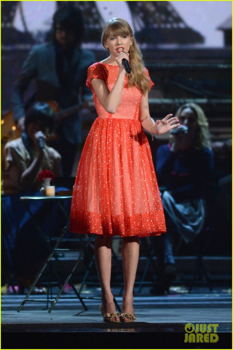 Taylor Swift: 'Begin Again' Live Performance at CMAs - WATCH NOW: Photo ...