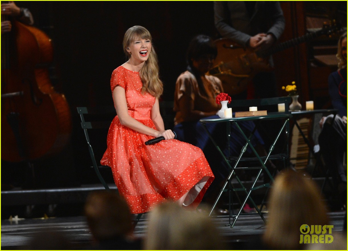 Taylor Swift: 'Begin Again' Live Performance at CMAs - WATCH NOW: Photo ...