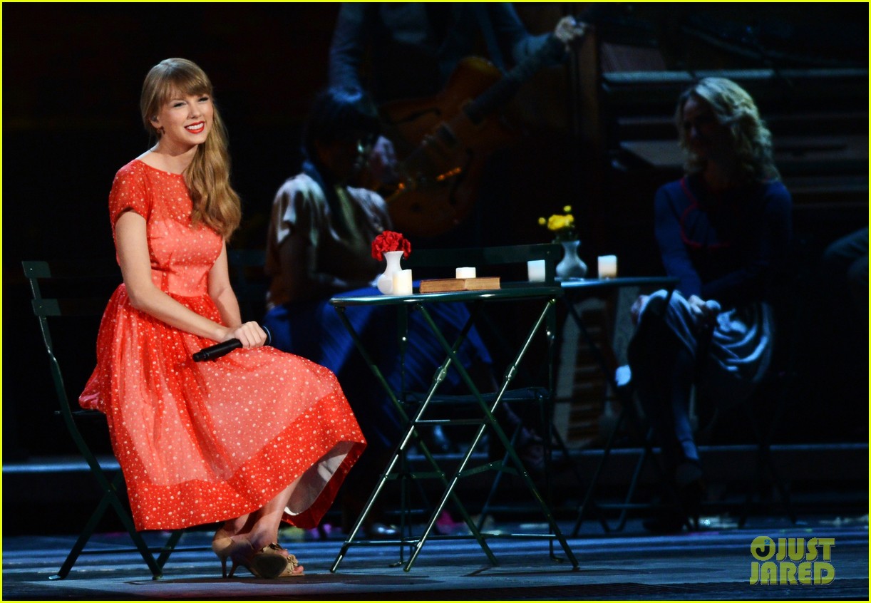 Taylor Swift: 'Begin Again' Live Performance at CMAs - WATCH NOW: Photo ...