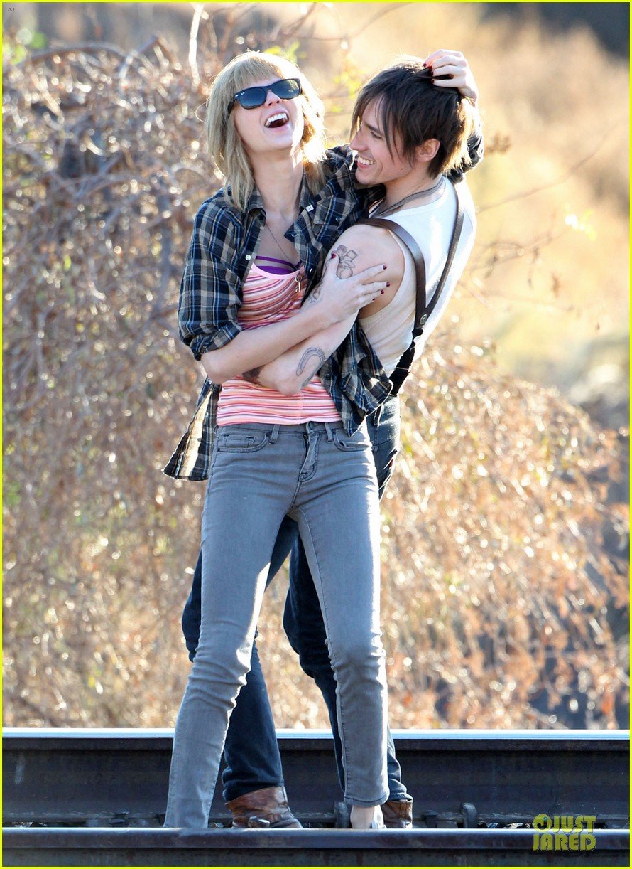 Taylor Swift: Piggyback Ride on 'I Knew You Were Trouble' Set!: Photo ...