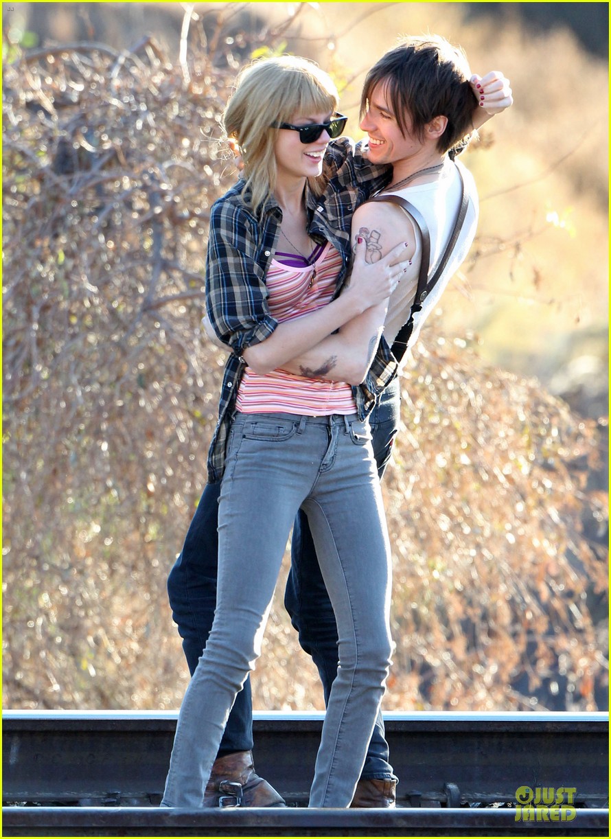 Taylor Swift: Piggyback Ride on 'I Knew You Were Trouble' Set!: Photo ...
