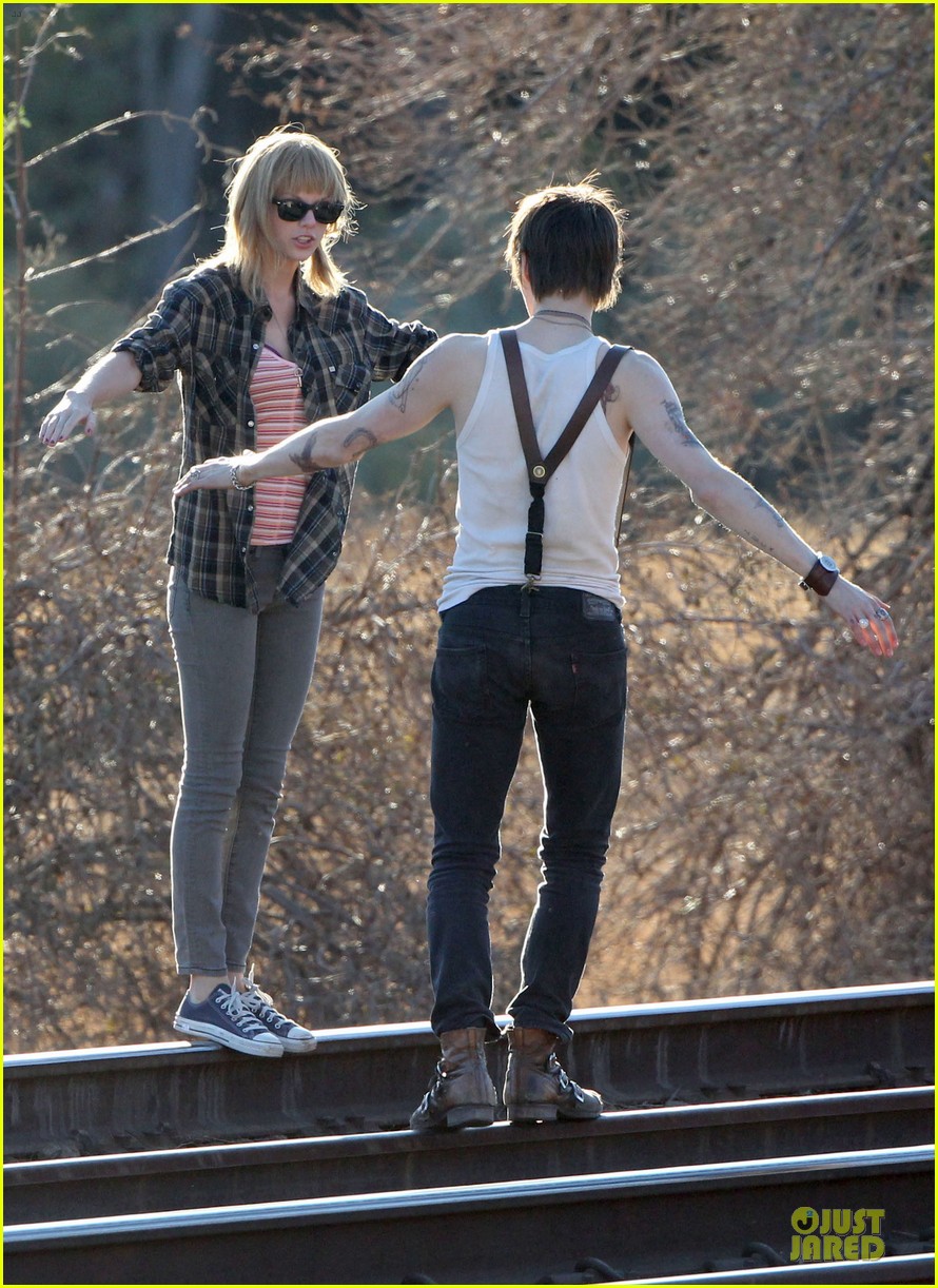 Taylor Swift: Piggyback Ride on 'I Knew You Were Trouble' Set!: Photo ...