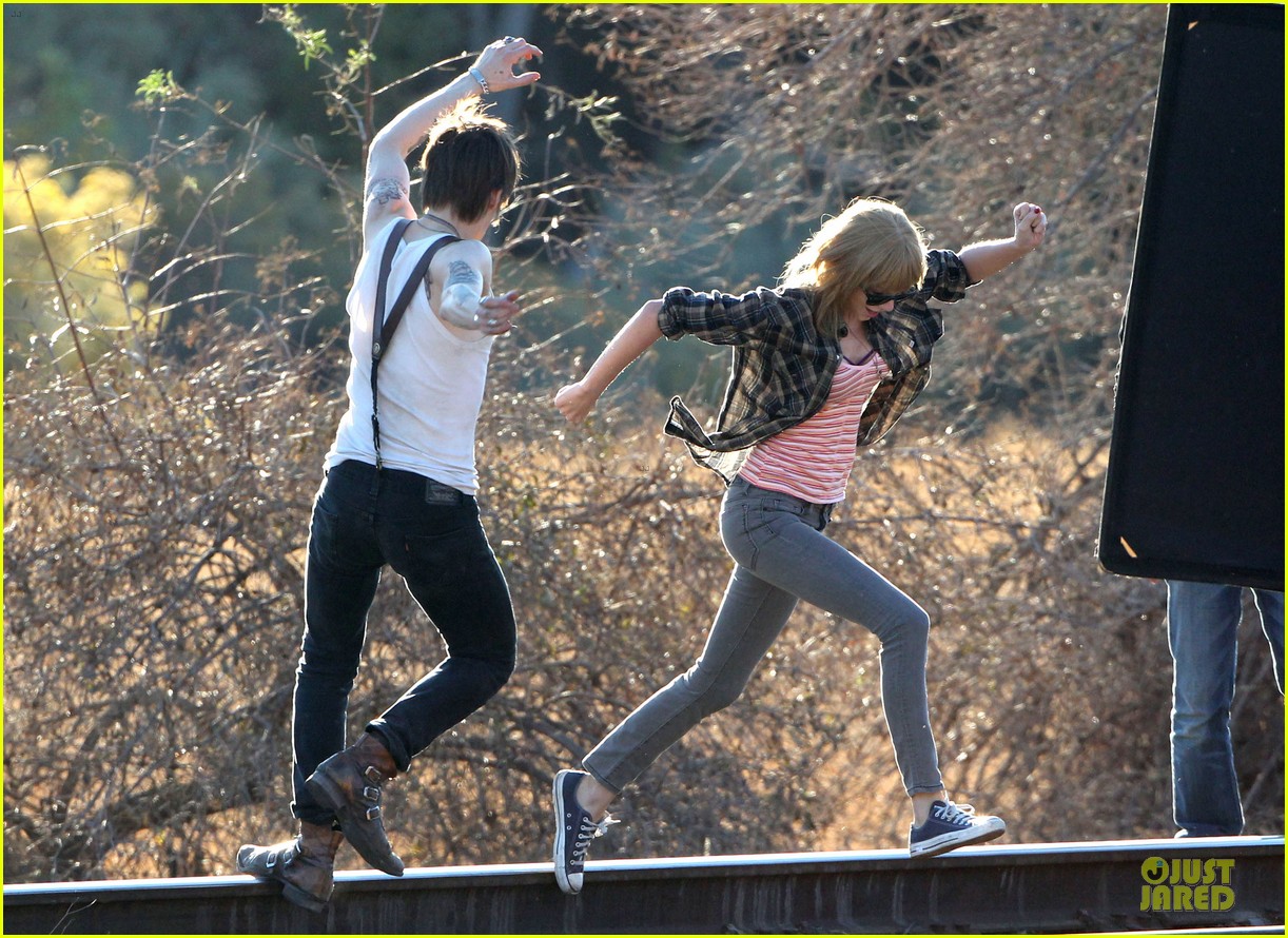 Taylor Swift: Piggyback Ride on 'I Knew You Were Trouble' Set!: Photo ...