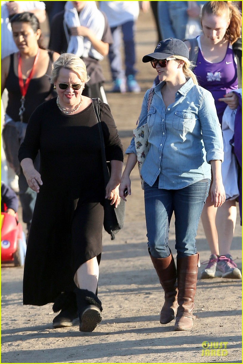 Reese Witherspoon: Ava's Track Event with Mother Betty!: Photo 2750151 ...