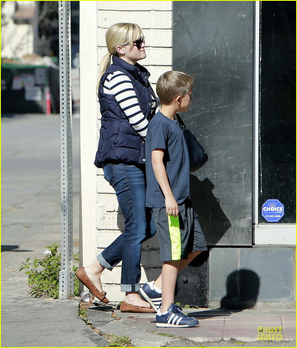 Reese Witherspoon: Food Take-out with Deacon!: Photo 2755518 ...