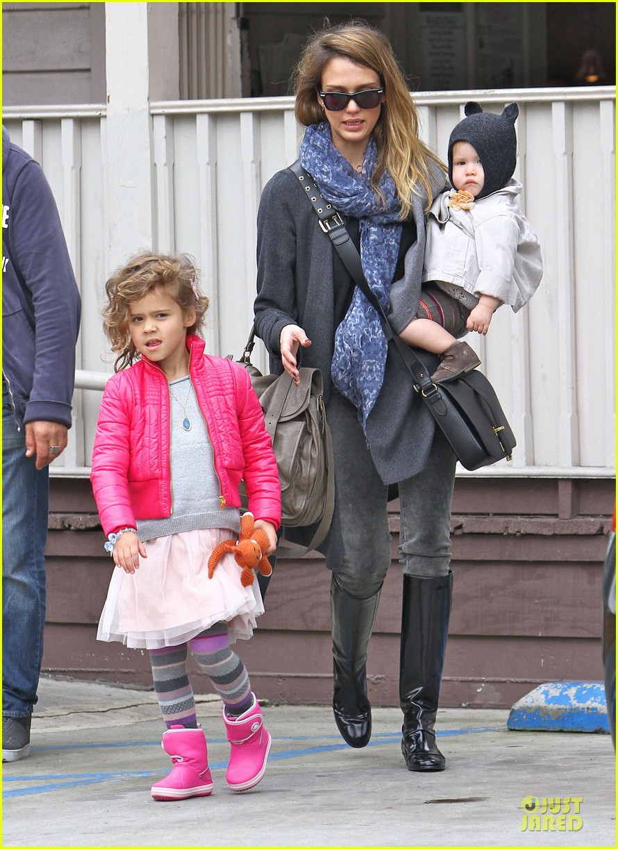 Jessica Alba: Tavern Lunch with the Kids!: Photo 2772657 | Cash Warren ...