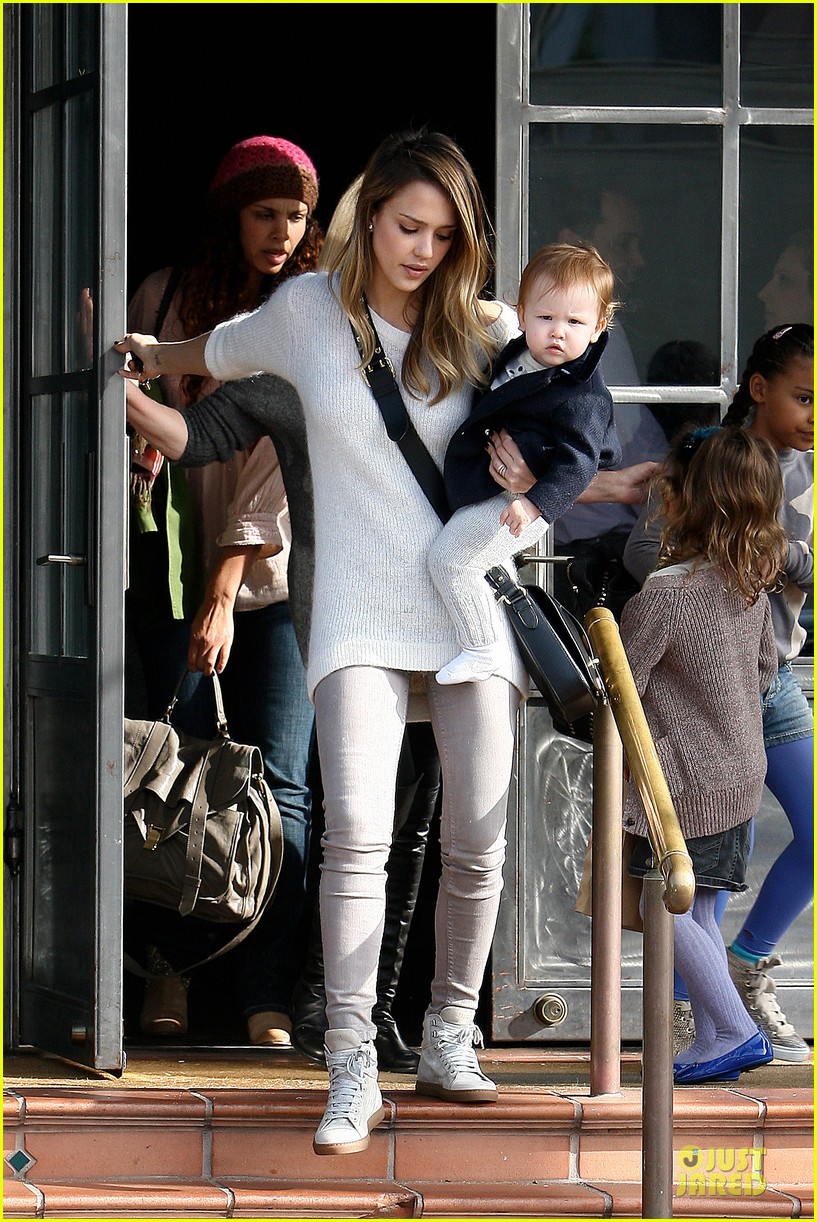 Jessica Alba: Tavern Lunch with the Kids!: Photo 2772662 | Cash Warren ...
