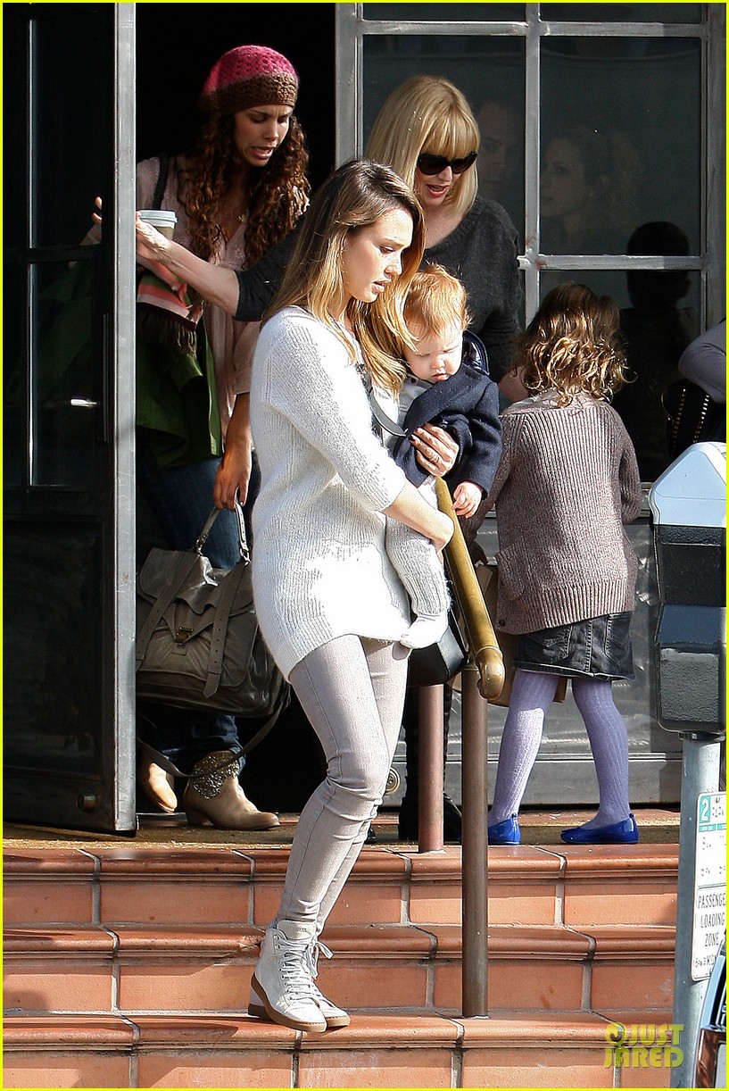 Jessica Alba: Tavern Lunch with the Kids!: Photo 2772666 | Cash Warren ...
