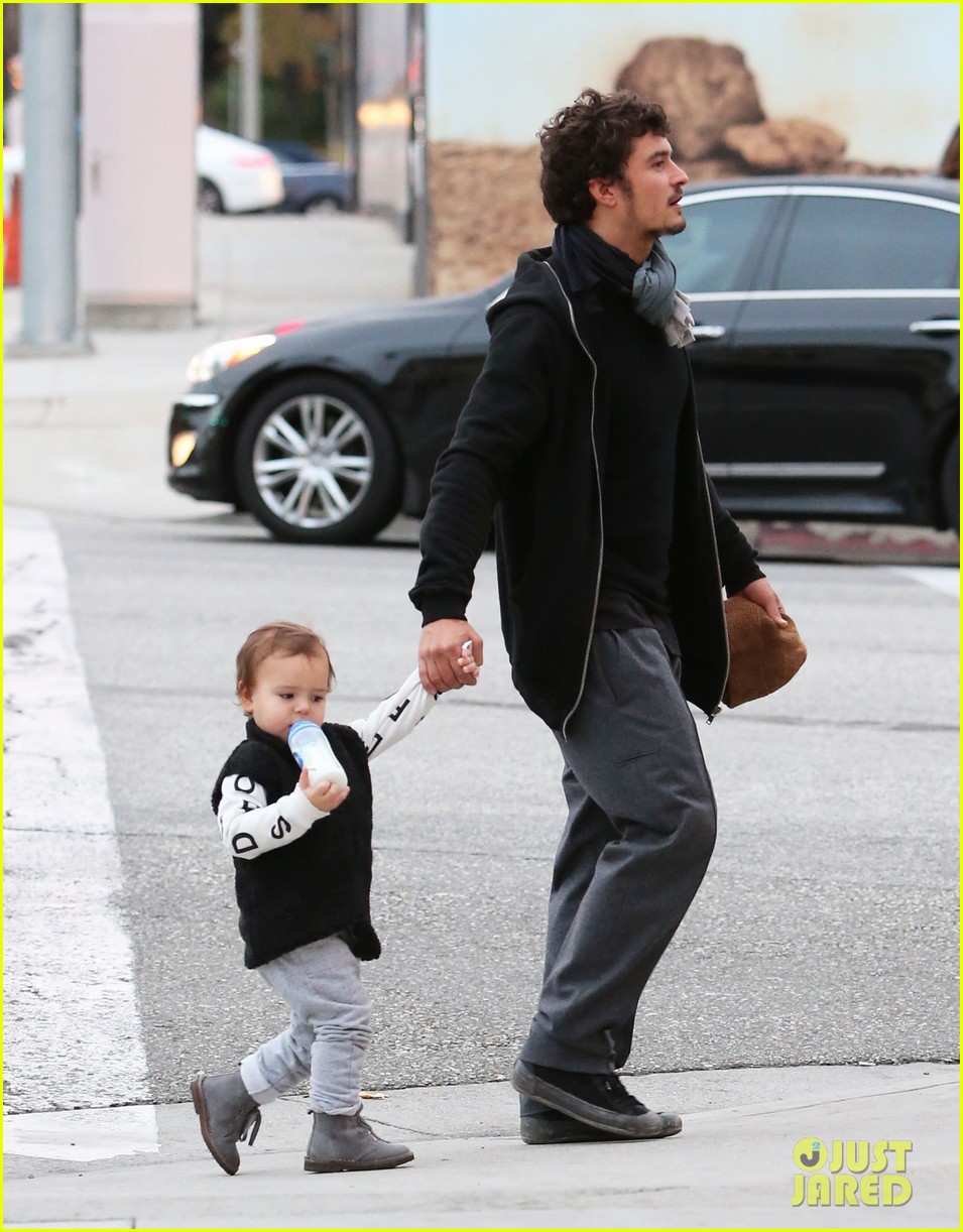 Orlando Bloom: Christmas Shopping with Flynn!: Photo 2779841 ...