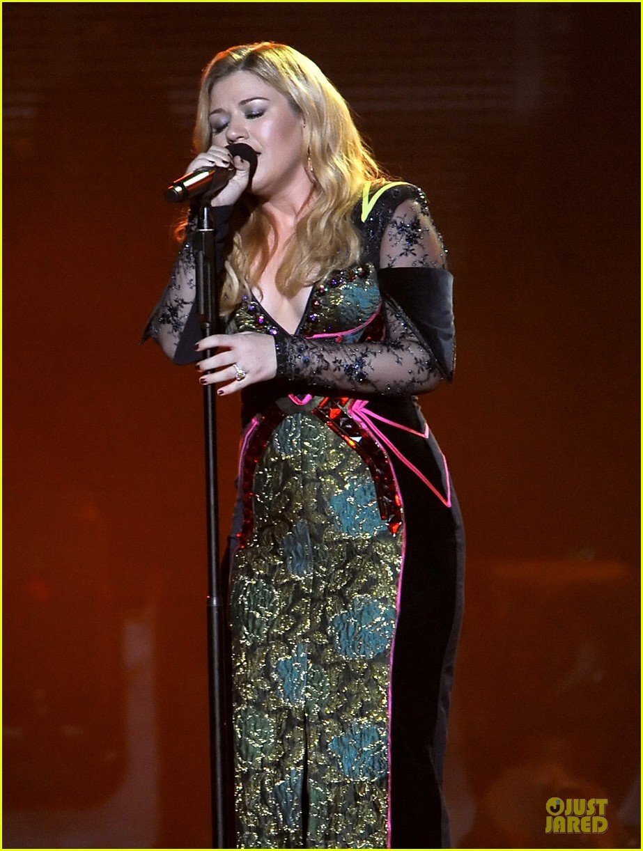 Newly Engaged Kelly Clarkson: VH1 Divas Performance - Watch Now!: Photo ...