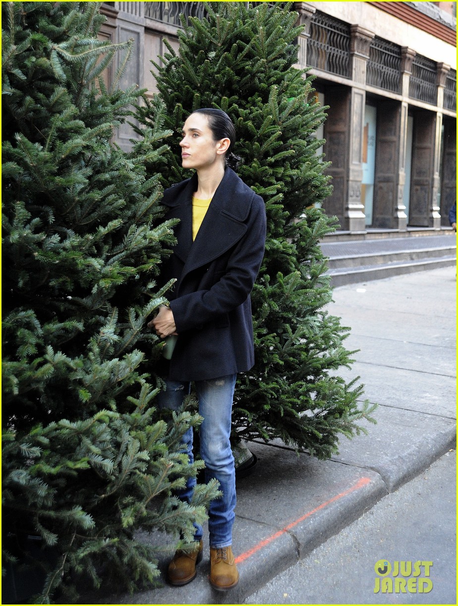 Jennifer Connelly: Christmas Tree Peek-a-boo!: Photo 2770865 | Jennifer ...