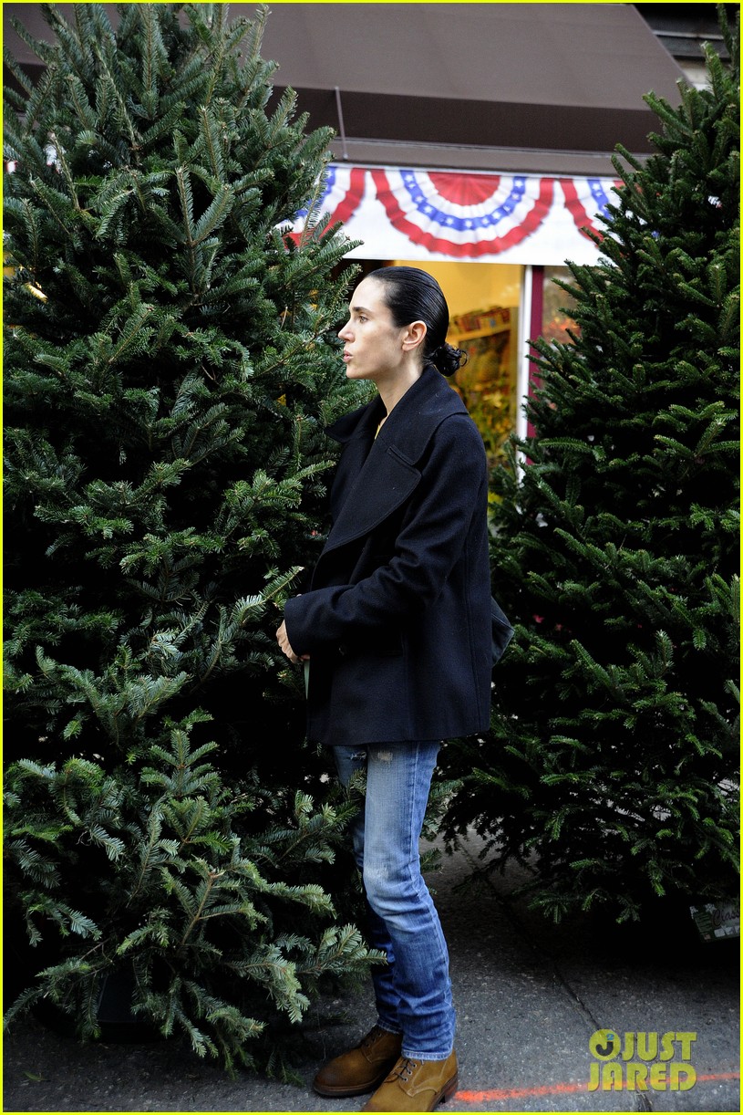Jennifer Connelly: Christmas Tree Peek-a-boo!: Photo 2770867 | Jennifer ...