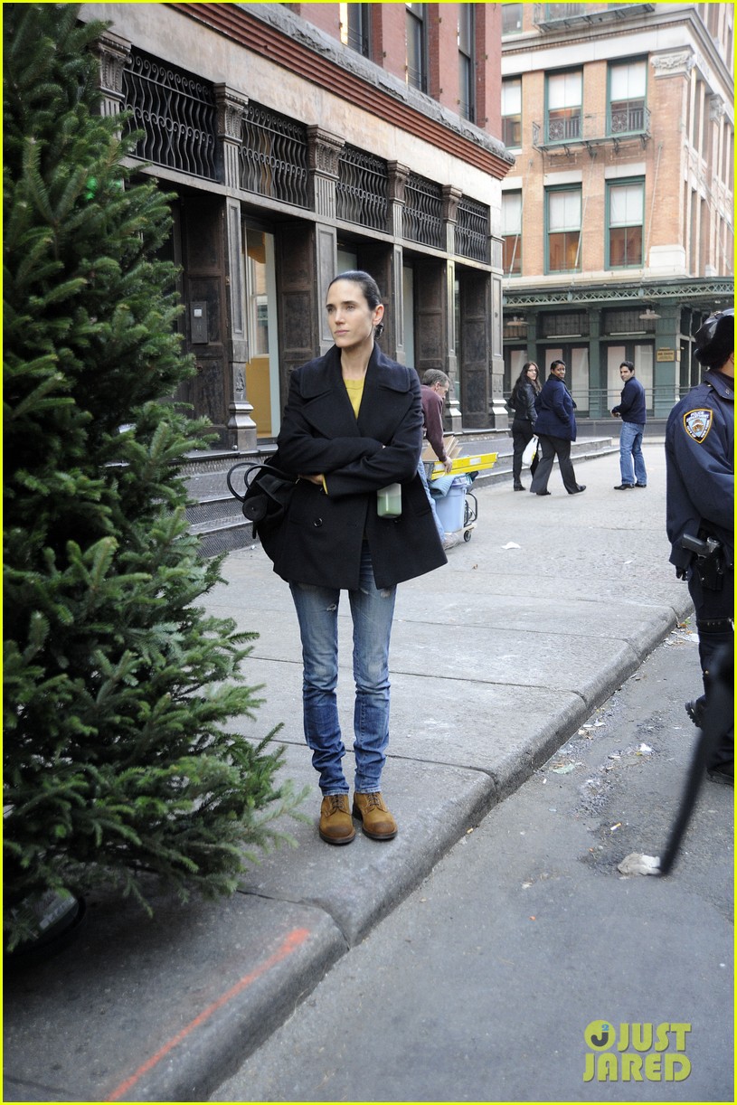 Jennifer Connelly: Christmas Tree Peek-a-boo!: Photo 2770870 | Jennifer ...