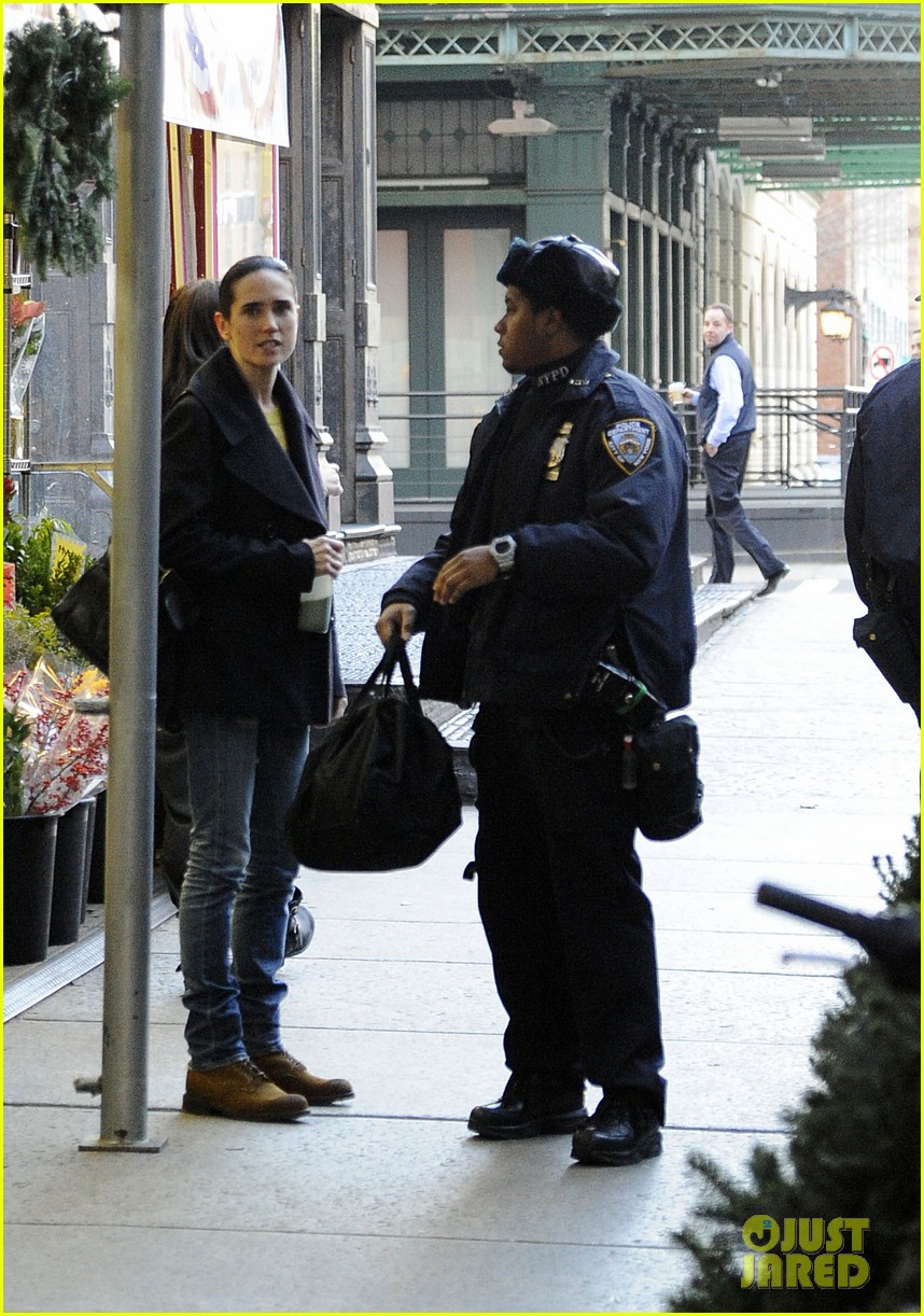 Jennifer Connelly: Christmas Tree Peek-a-boo!: Photo 2770871 | Jennifer ...