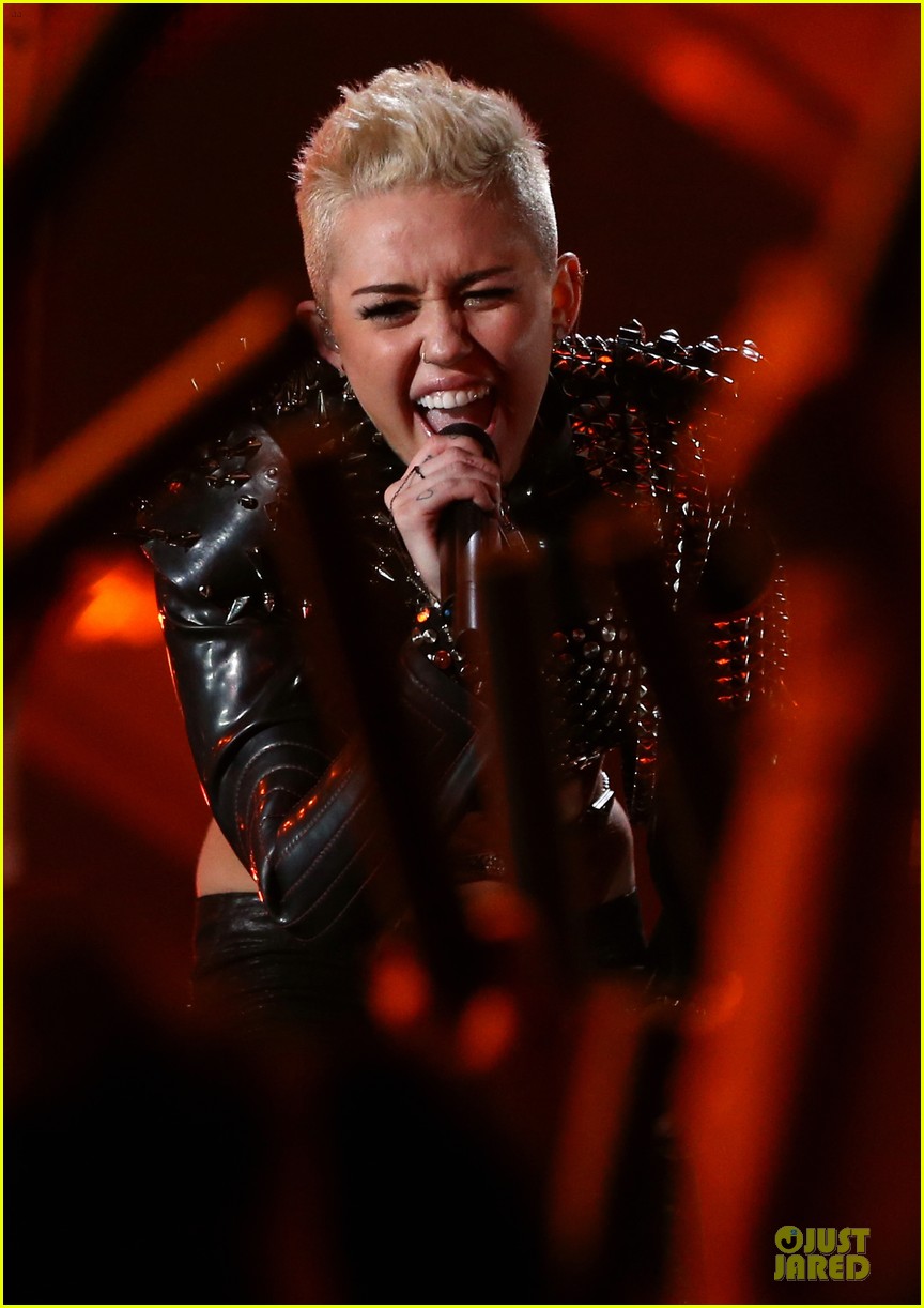 Miley Cyrus: VH1 Divas Performance - Watch Now!: Photo 2777065 | Miley ...
