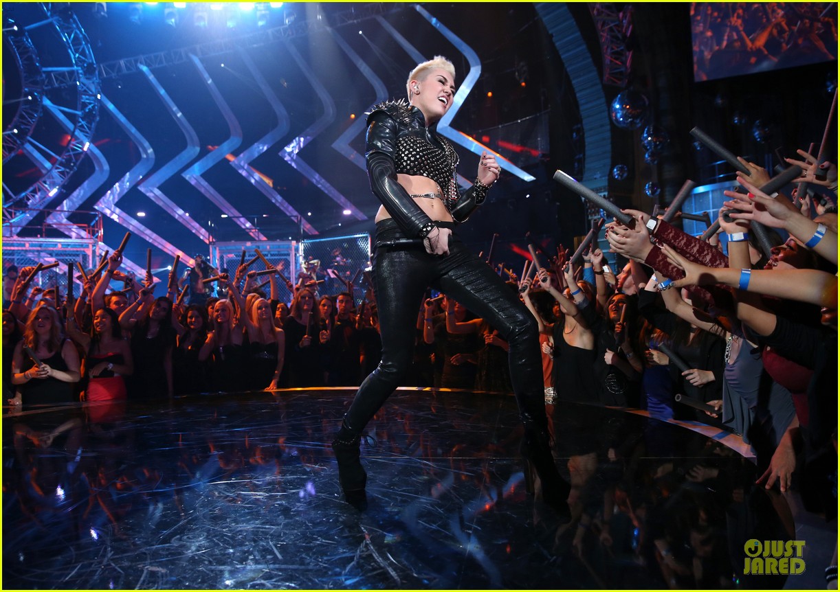 Miley Cyrus: VH1 Divas Performance - Watch Now!: Photo 2777068 | Miley ...