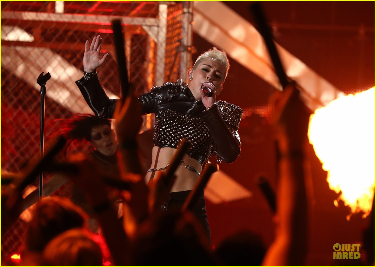 Miley Cyrus: VH1 Divas Performance - Watch Now!: Photo 2777074 | Miley ...