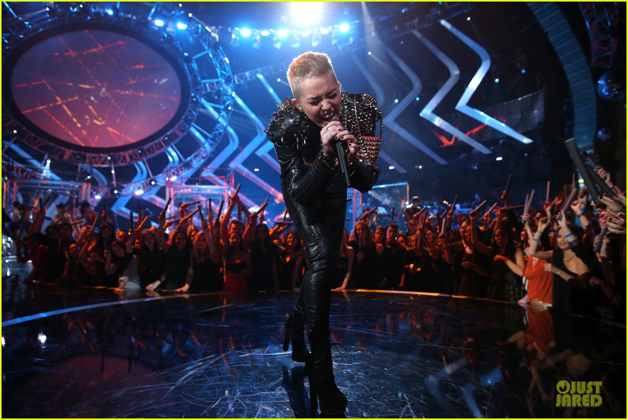 Miley Cyrus: VH1 Divas Performance - Watch Now!: Photo 2777080 | Miley ...
