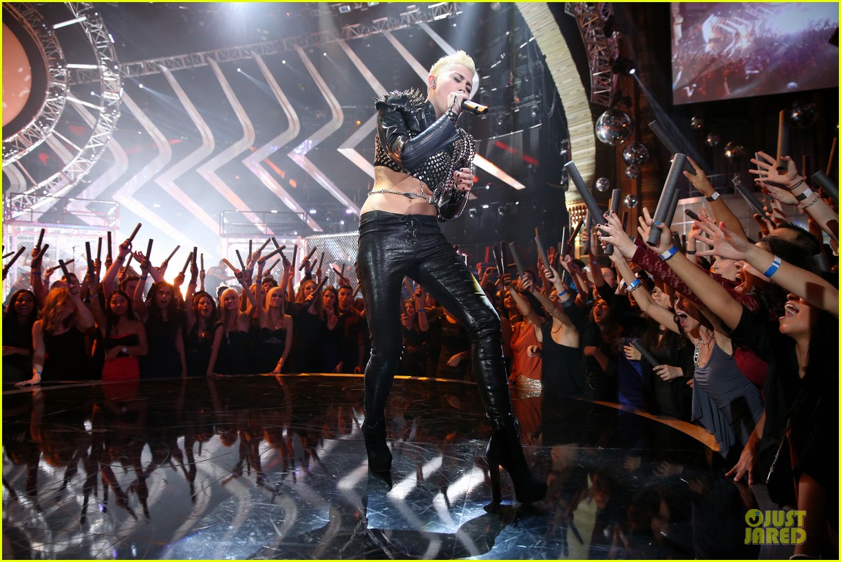 Miley Cyrus: VH1 Divas Performance - Watch Now!: Photo 2777083 | Miley ...