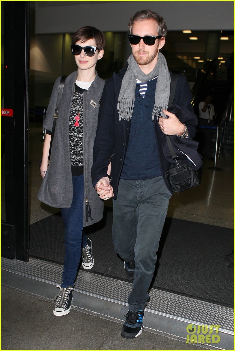 Anne Hathaway & Adam Shulman Hold Hands After Wardrobe Malfunction ...