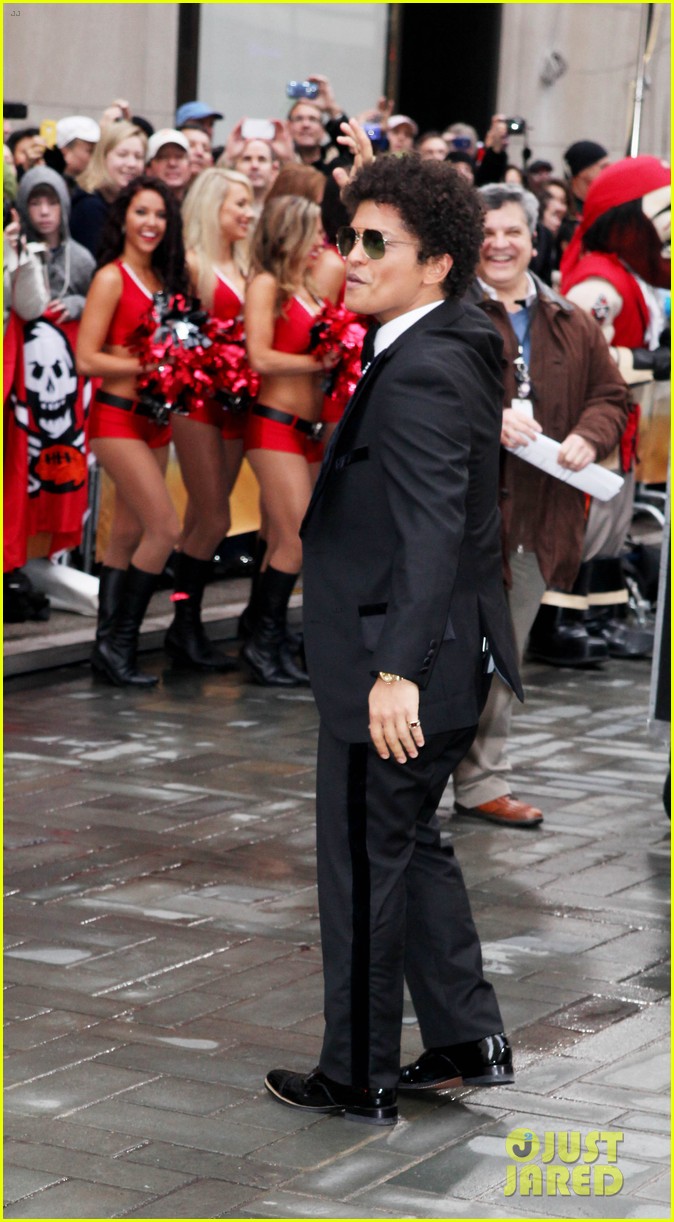 Bruno Mars: 'Locked Out Of Heaven' on the 'Today Show'!: Photo 2773767 ...