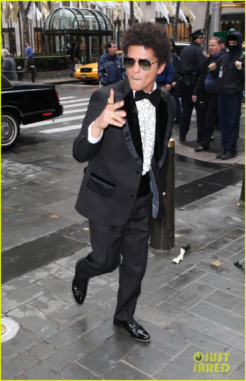 Bruno Mars: 'Locked Out Of Heaven' on the 'Today Show'!: Photo 2773768 ...