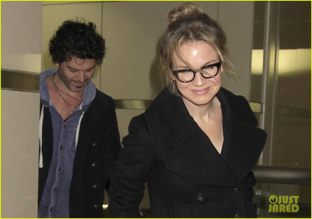 Renee Zellweger Gets Close to Doyle Bramhall II at LAX: Photo 2778786 ...