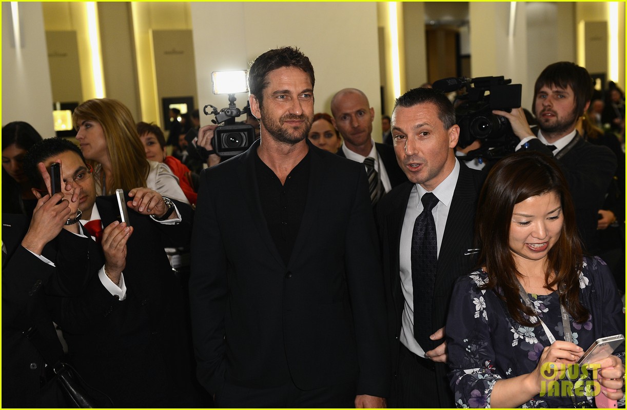 Gerard Butler: Roger Dubuis Booth Visit in Geneva!: Photo 2796518 ...