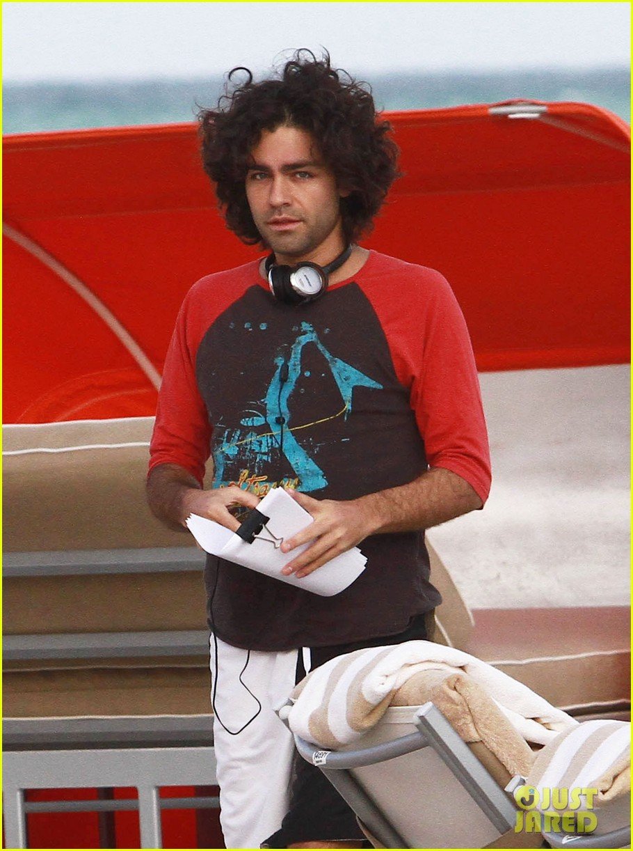 Adrian Grenier: Shirtless Beach Reading: Photo 2790609 | Adrian Grenier ...